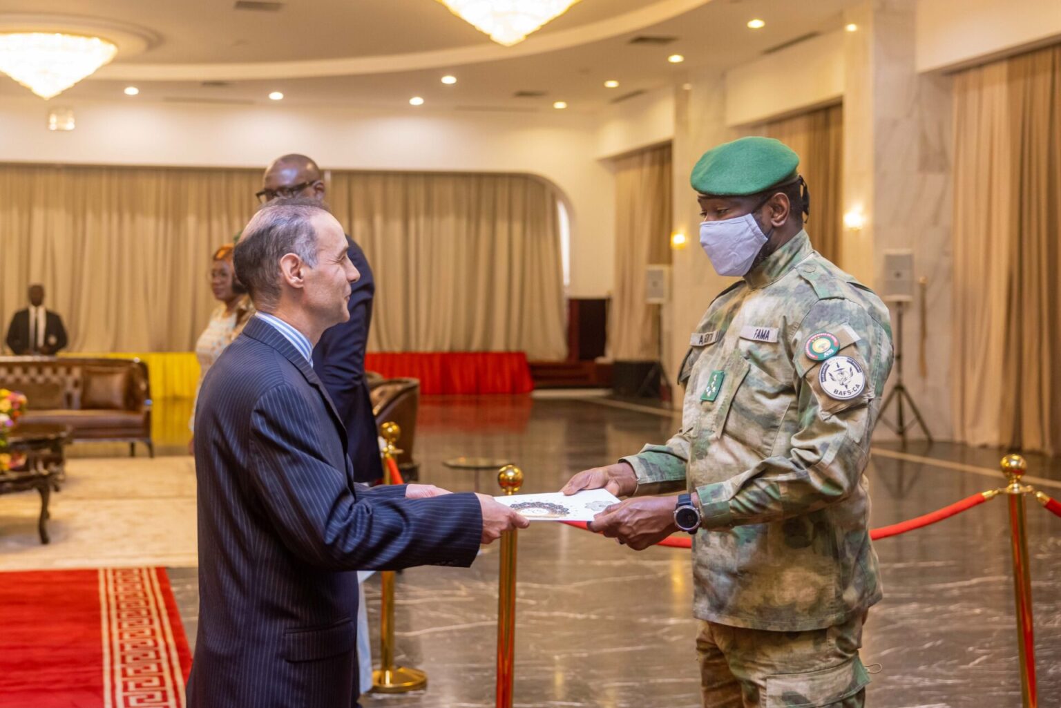 Diplomatie : le Président Assimi Goïta reçoit les lettres de créance de ...
